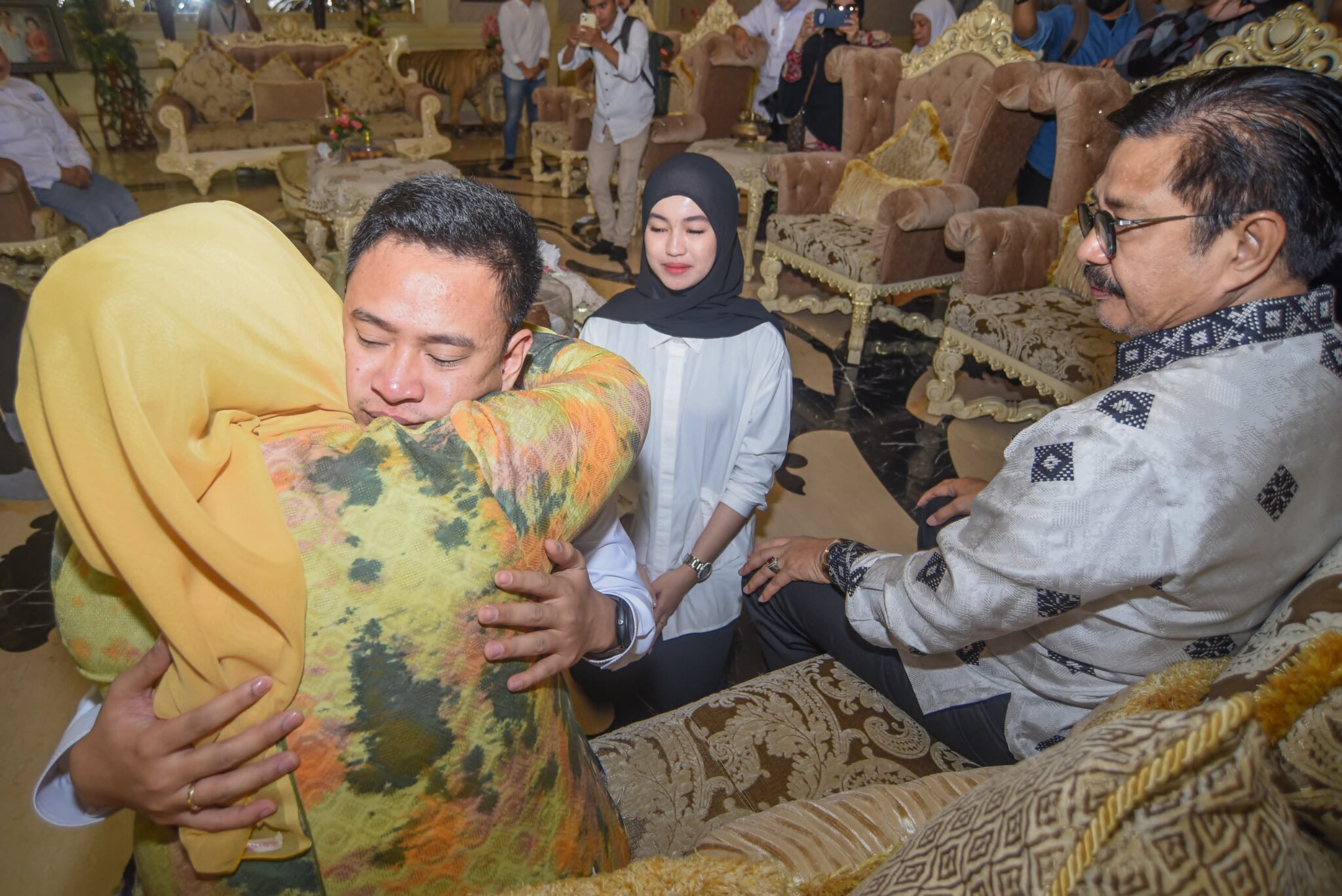 Usai Sungkem dan Minta Restu Keluarga, Radhan Jemput “Besty”-nya, Rasyid, untuk Mendaftar ke ...