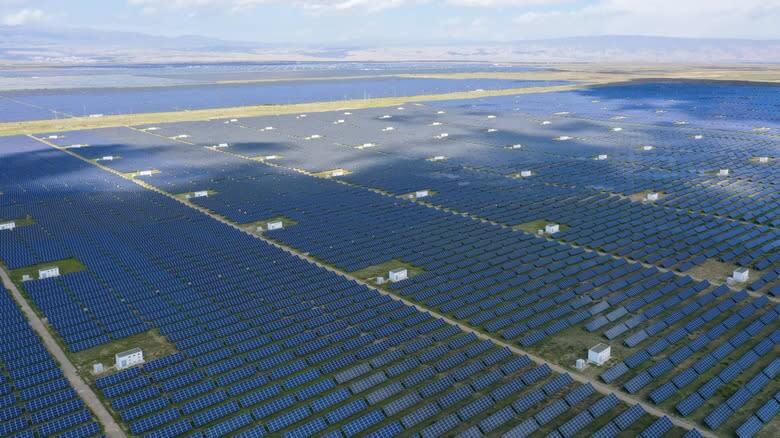 Ladang Panel Surya Raksasa China “Menghijaukan” Gurun Tibet – Jernih.co